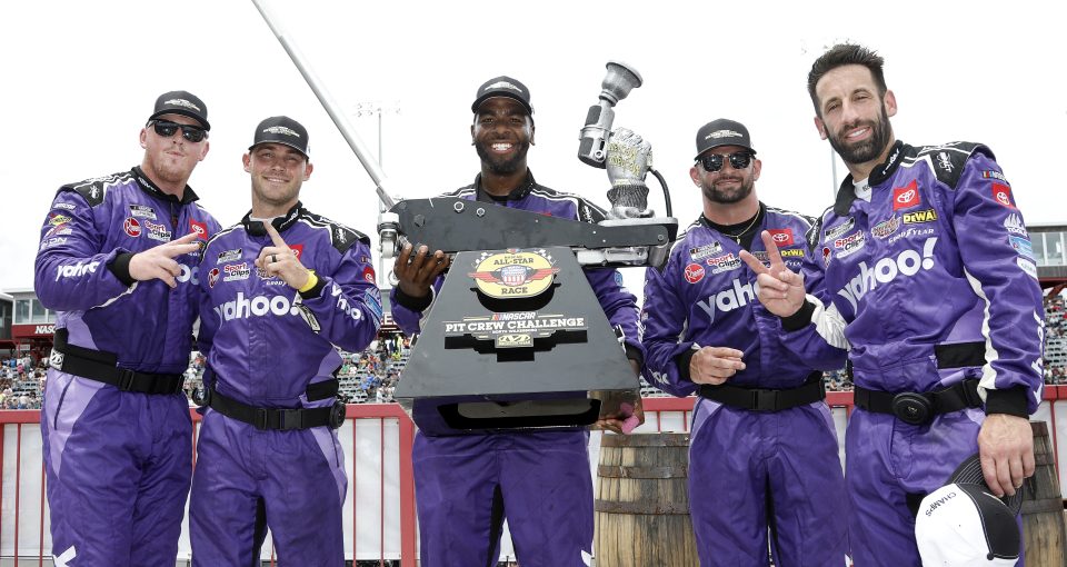 Pit crews battle for $100,000 during NASCAR Pit Crew Challenge - Jayski ...