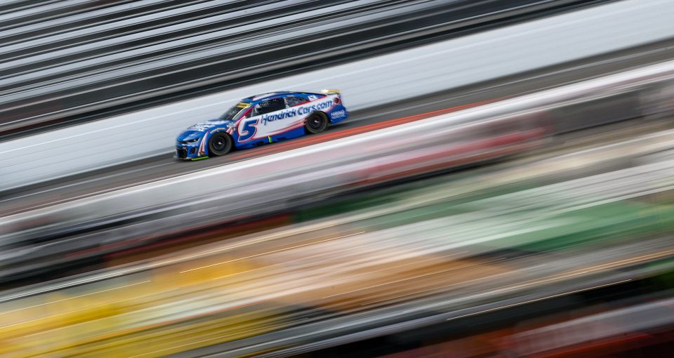 Kyle Larson, Christopher Bell racing mano a mano at Martinsville ...